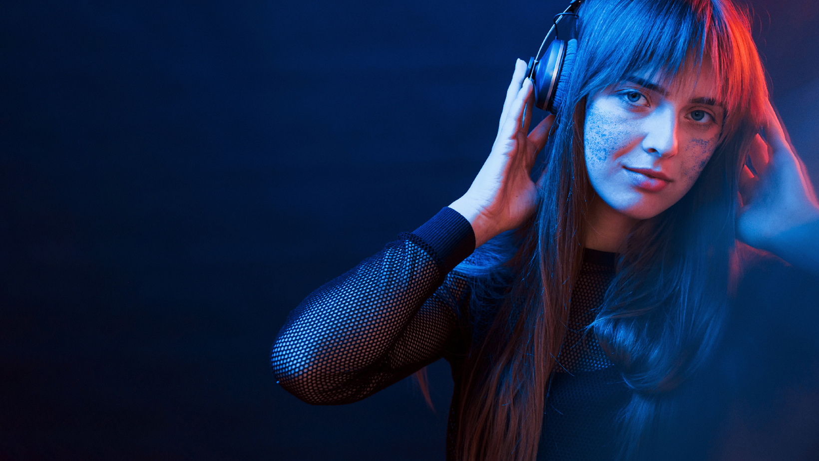 CLUB 935 - Revolution 93.5 FM